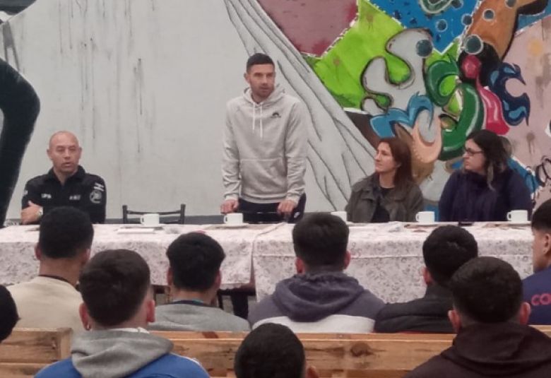 El Goleador De Racing Adrián «maravilla Martínez Brindó Una Charla